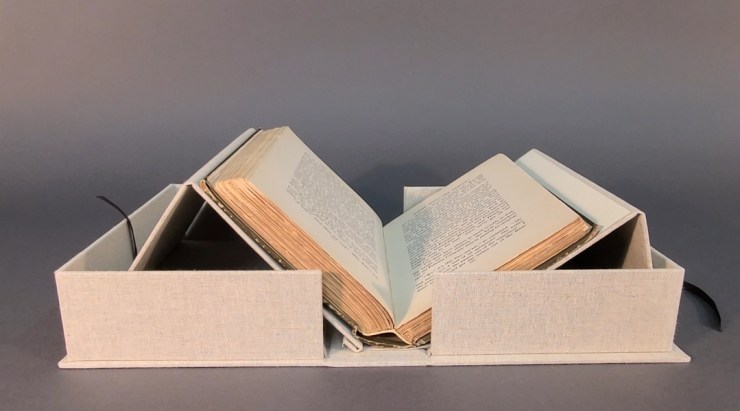 A Clamshell Box with an Integral Flat Back Cradle. By Annie Ujifusa ...
